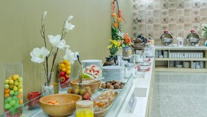 Disposição de buffet com diversos alimentos e decorações.