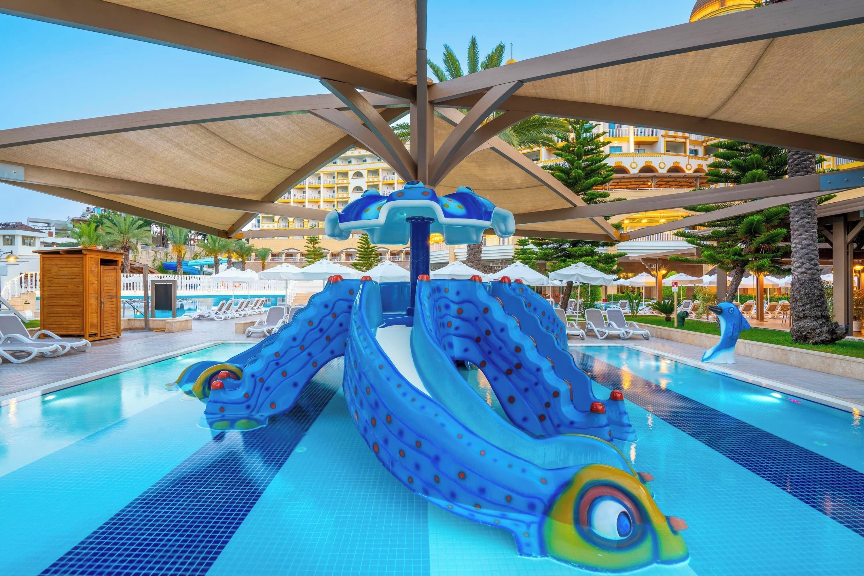 2 piscinas interiores, 2 piscinas exteriores, guarda-sóis 