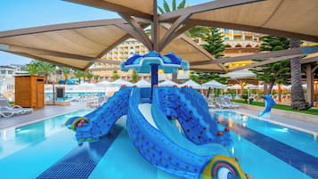 2 piscinas interiores, 2 piscinas exteriores, guarda-sóis