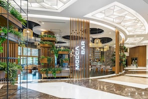 Um interior moderno com área de bar, assentos e plantas.