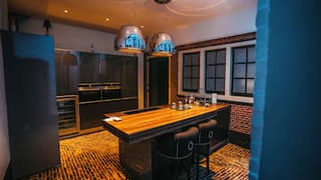 Suite-Estúdio Presidencial, 1 cama king-size, não fumadores, cozinha | Cozinha privada | Uma máquina de café expresso, uma cafeteira/bule, uma chaleira elétrica