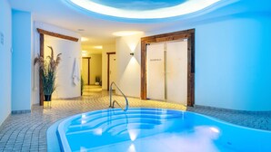 Uma área de spa com hidromassagem, portas de madeira e piso ladrilhado.