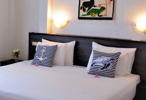 Quarto casal standard | Cofres nos quartos, escrivaninha, espaço de trabalho para notebook