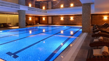 Piscina interior, da(s) 7:00 à(s) 22:00, espreguiçadeiras