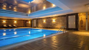 Piscina interna, funciona das 7h às 22h, espreguiçadeiras