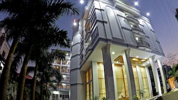 Fachada do alojamento (tarde/noite)