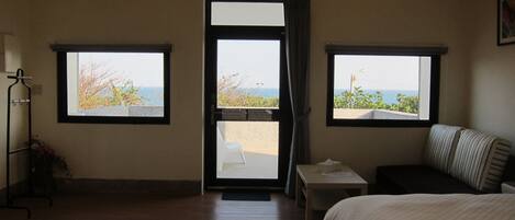 Quarto elite, 2 camas de casal, sacada, vista para o mar | Wi-Fi de cortesia, roupa de cama