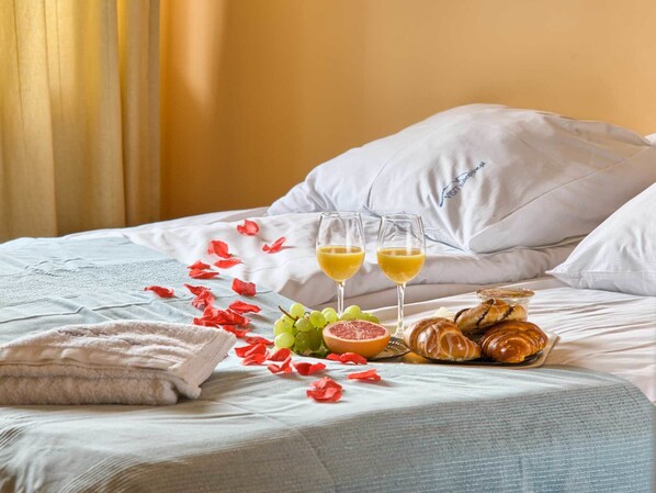 Apartamento, 2 quartos | Serviço de quarto: opções para refeição