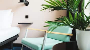 Quarto Duplo (Small, only accessible by stairs) | Minibar, cofre com capacidade para portátil, secretária