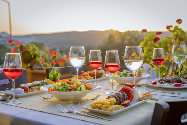 Almoços e jantares servidos, incluindo cozinha internacional