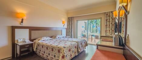 Quarto Duplo Standard | Minibar grátis, cofre no quarto, secretária, Wi-fi grátis