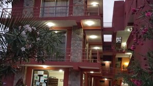 Um edifício de vários andares com área de recepção, escadaria e galeria coberta.