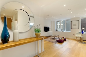 Apartamento, 1 quarto | Sala de estar | TV de tela plana