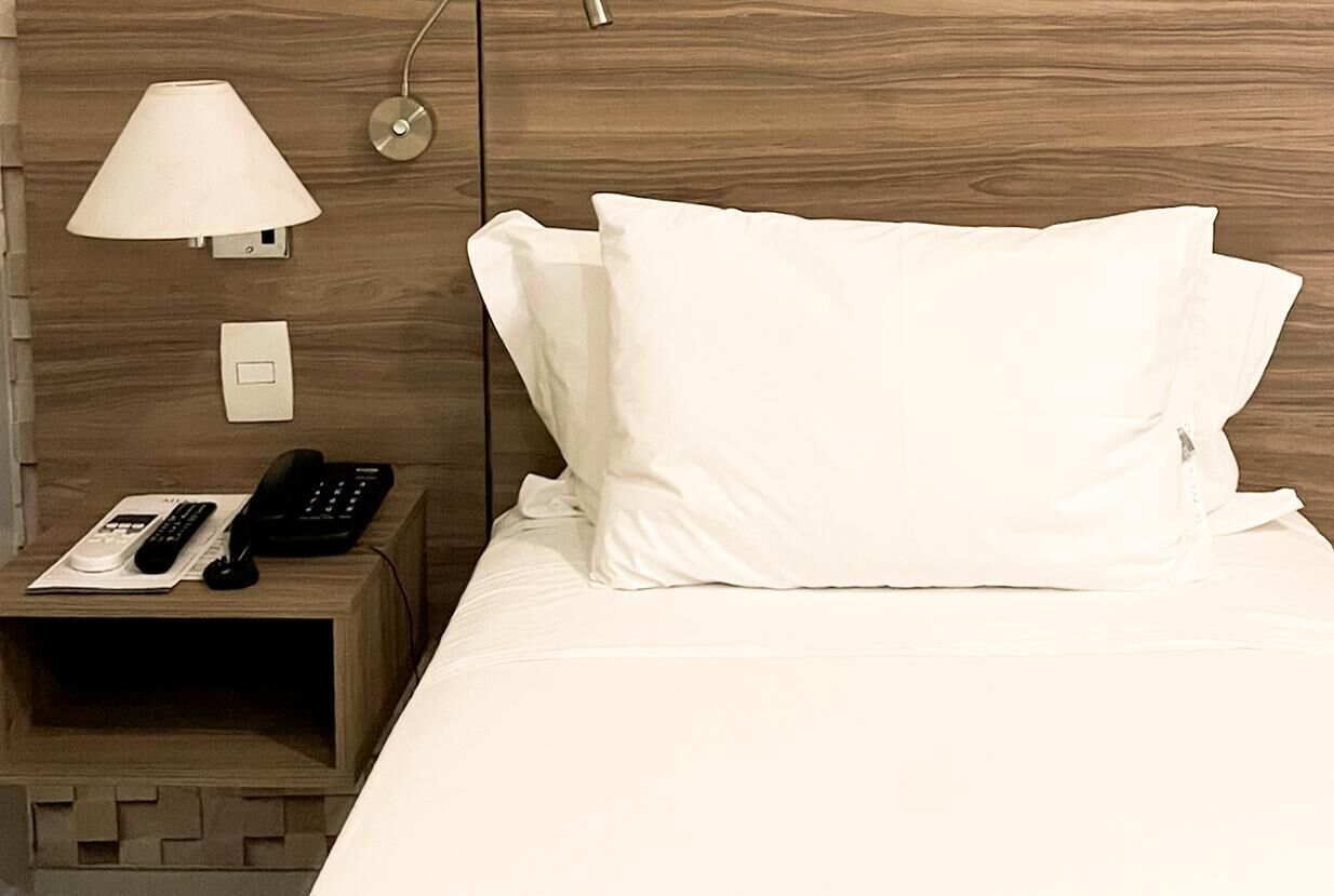 Frigobar, cofres nos quartos, escrivaninha, cortinas blackout