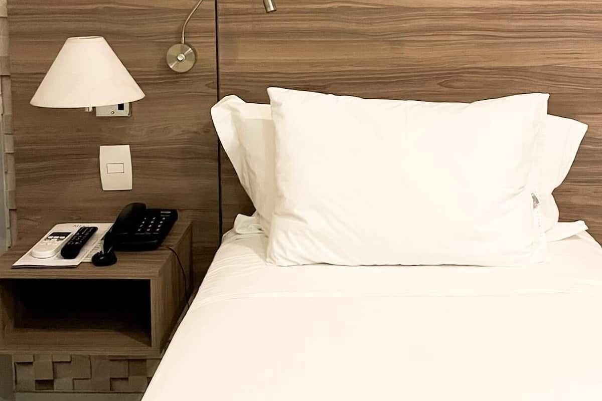 Frigobar, cofres nos quartos, escrivaninha, cortinas blackout