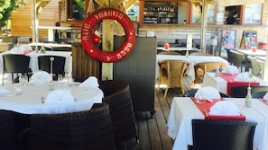 Café da manhã com buffet todos os dias mediante uma taxa