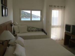 Roupas de cama premium, frigobar, cofres nos quartos, escrivaninha