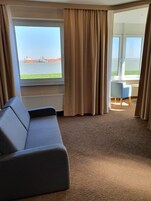 Suite-Estúdio Júnior, 1 cama queen-size, não fumadores, vista para o mar | Sala de estar | Tablet, livros 