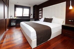 Quarto Triplo Familiar, 1 cama king-size e sofá-cama | Roupa de alta qualidade, camas de colchão pillowtop, minibar 