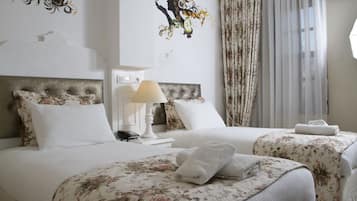 Roupas de cama premium, frigobar, cofres nos quartos, escrivaninha
