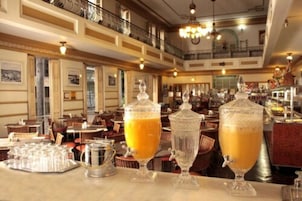 Café da manhã com buffet grátis todos os dias