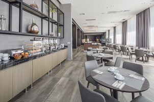 Café da manhã com buffet todos os dias mediante uma taxa