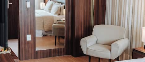 Quarto Duplo Superior | Minibar, com mobília individualizada, secretária