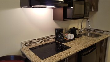 Geladeira, micro-ondas, cafeteira/chaleira