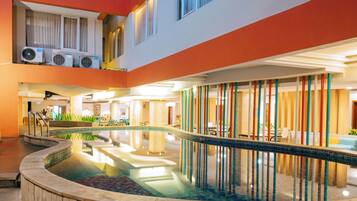 Piscina externa, espreguiçadeiras