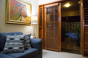 Casa geminada superluxo, 1 cama King, vista para a cidade, no andar executivo | Área de estar | TV de tela plana 50 polegadas com canais a cabo, TV, DVD player