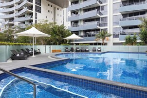 Piscina interior, piscina exterior, espreguiçadeiras