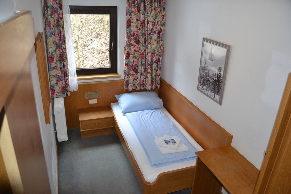 Quarto Individual | Secretária, berços/camas para crianças