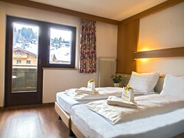 Quarto casal, vista para a montanha | Escrivaninha, berços (sobretaxa)