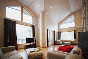 Casa de Campo Superior | Sala de estar | TV de ecrã plano, lareira, ténis de mesa, piso aquecido