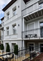 Terraço com espreguiçadeiras