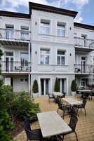 Terraço com espreguiçadeiras