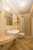 Quarto Quádruplo Premium, 2 quartos | Casa de banho | Um polibã, artigos de higiene pessoal grátis, um secador de cabelo 
