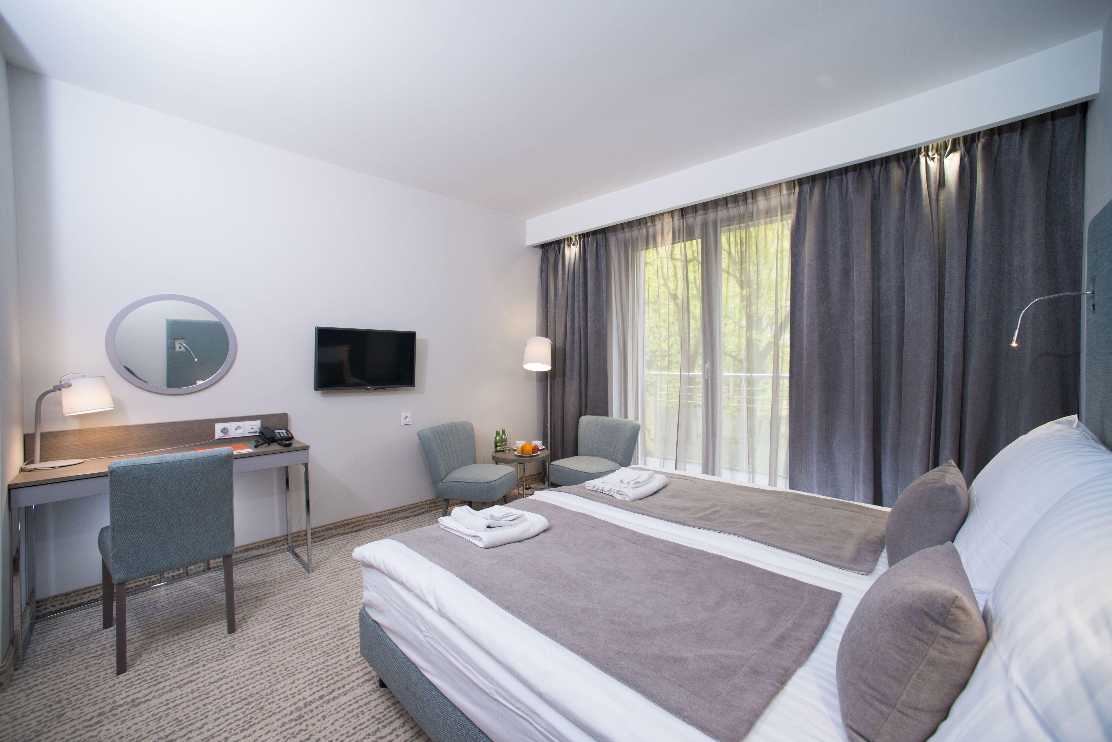 Quarto casal luxo | Cortinas blackout, quartos à prova de som, Wi-Fi de cortesia