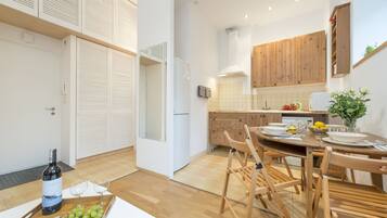 Apartamento, 1 quarto (Wyzwolenia 9 Avenue) | Kitchenette privada | Um frigorífico/congelador grande, um micro-ondas, uma placa de cozinha