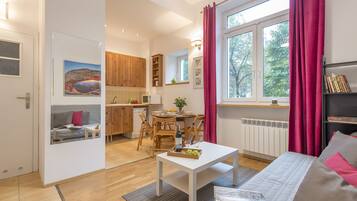 Apartamento, 1 quarto (Wyzwolenia 9 Avenue) | Sala | Televisor de ecrã plano de 40 polegadas com canais por cabo, televisor