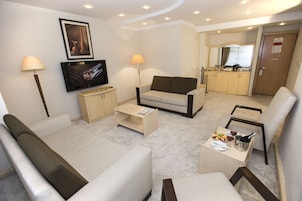 Suite Básica | Minibar, cofre no quarto, secretária, quartos insonorizados