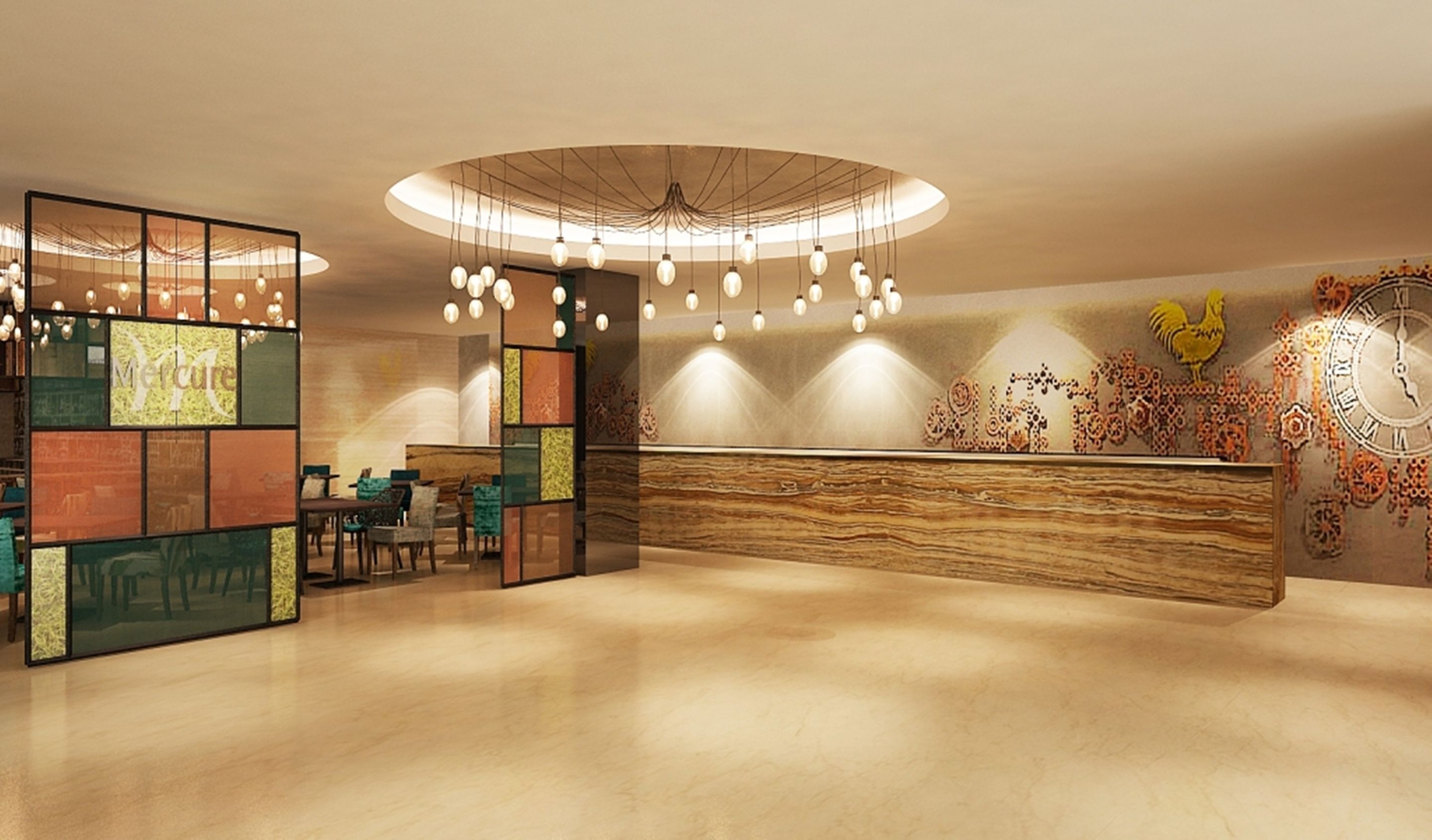 Uma área de recepção moderna com um balcão de madeira, um espaço de estar com cadeiras e uma parede decorativa com um relógio e um galo.