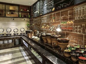 Café da manhã com buffet todos os dias (IDR 163350 por pessoa) 