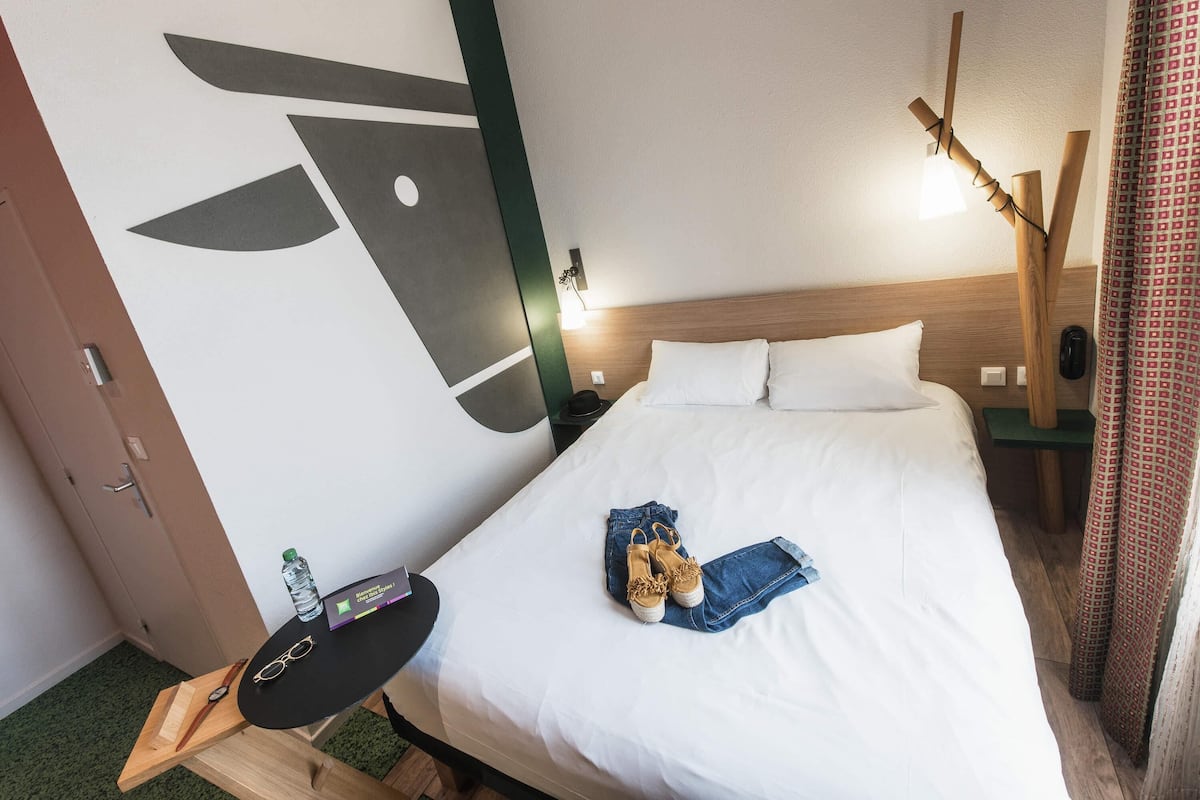 Quarto standard, 1 cama de casal | Roupas de cama premium, escrivaninha, espaço de trabalho para notebook