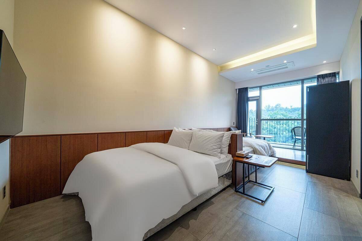 Corner Suites Twin (Over 36 month old surcharge 20000 KRW, Breakfast Included) | Secretária, cortinas/cortinados opacos, Wi-fi grátis 