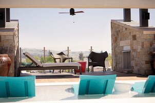 Terraço com espreguiçadeiras