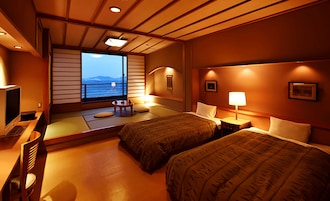 Quarto, vista para o oceano (Japanese Western Style) | Cofres nos quartos, escrivaninha