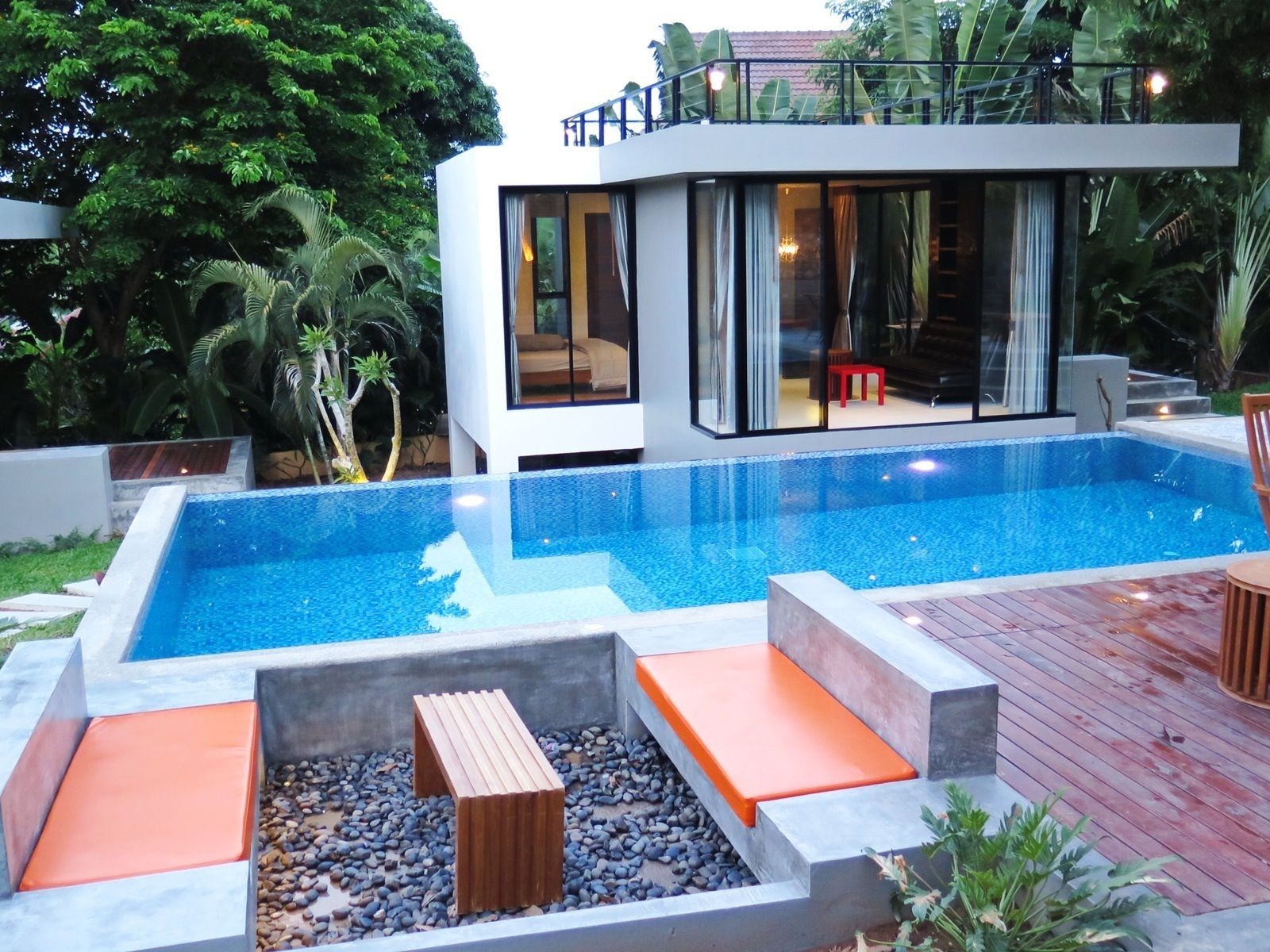 Piscina externa, espreguiçadeiras