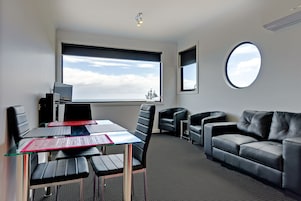 Apartamento, 2 quartos, vista parcial para o mar, no rés do chão (Beach Apartment) | Vista para a água
