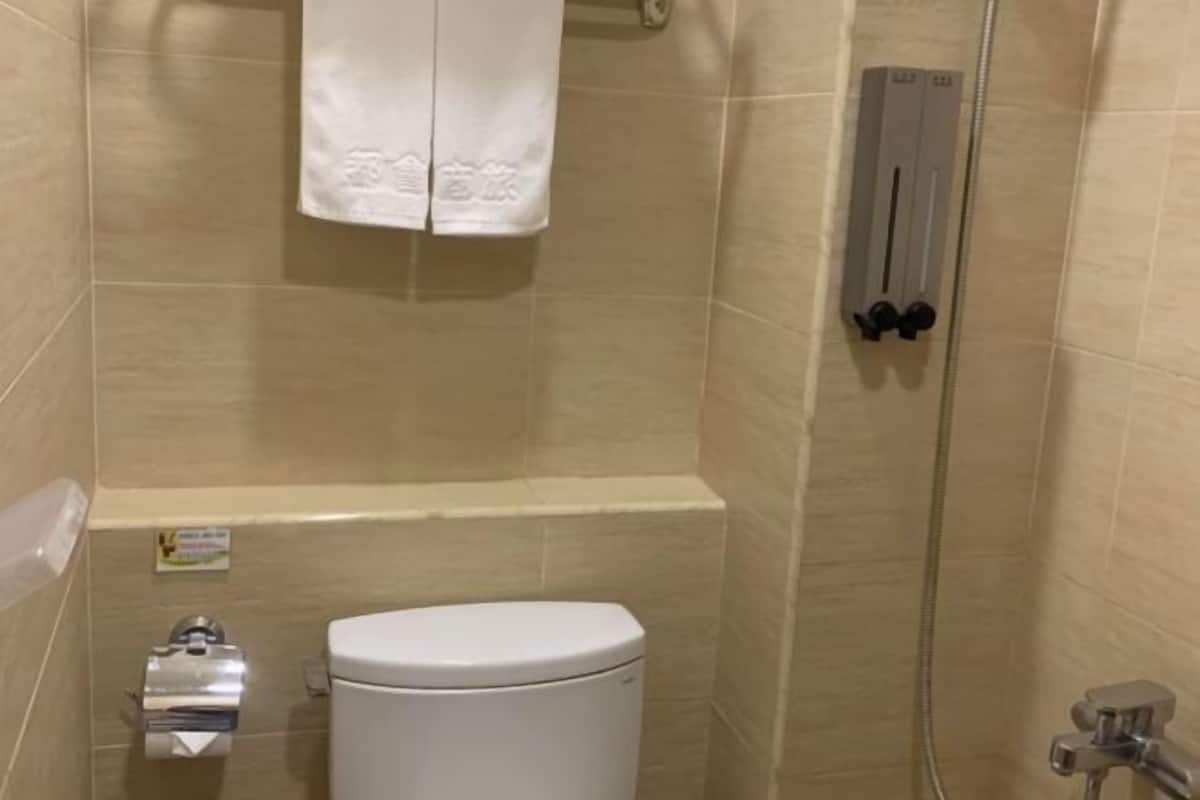 Casa de banho | Um polibã, artigos de higiene pessoal grátis, um secador de cabelo